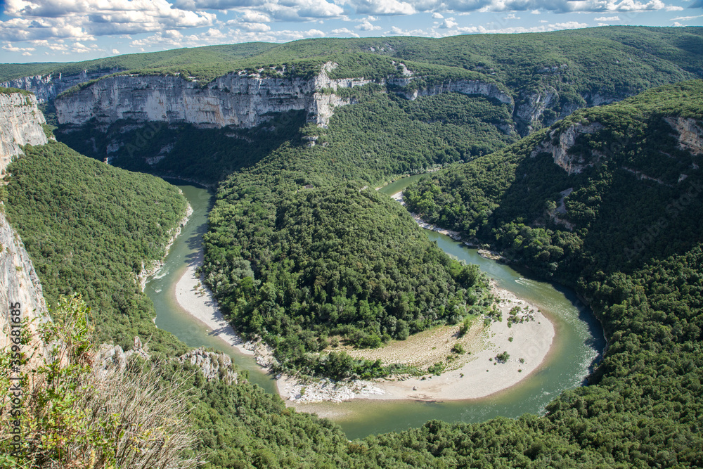 Les gorges de l'Ardèche : la rivière fait une boucle sous les falaises ...