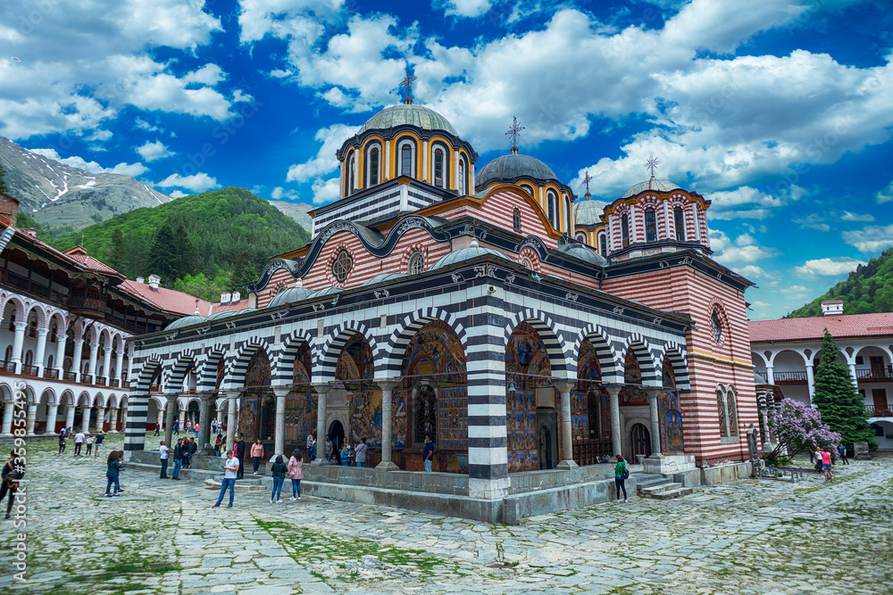 Foto de Panorama of the Orthodox Rila Monastery at sunset, a cultural ...