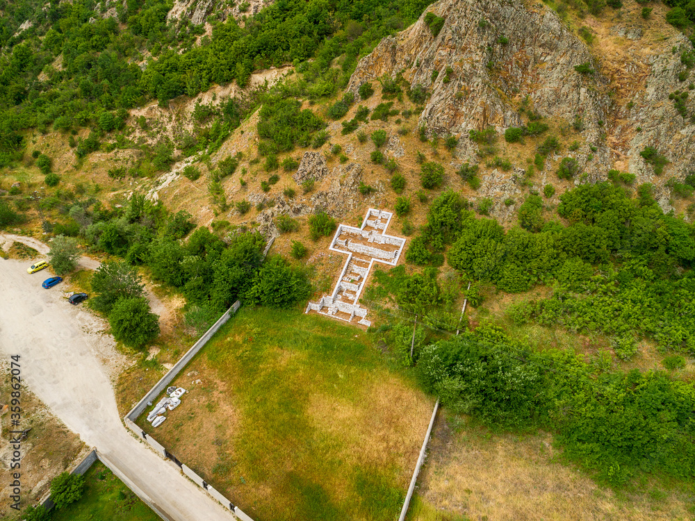 Foto de Aerial view over Cross in the mountain in memory of bulgarian ...