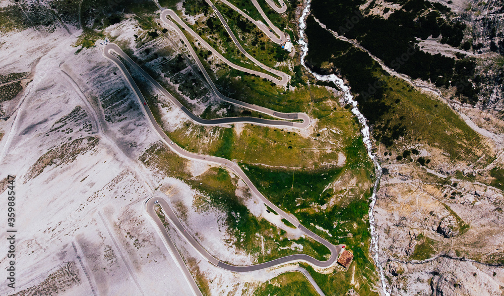 Foto de Bird's eye view of famous Stelvio Pass mountains serpentine way ...