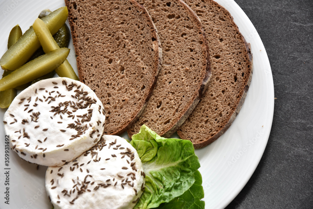 Deutscher Käse - Harzer Roller mit Kümmel, Brot und Gurke Stock Photo ...