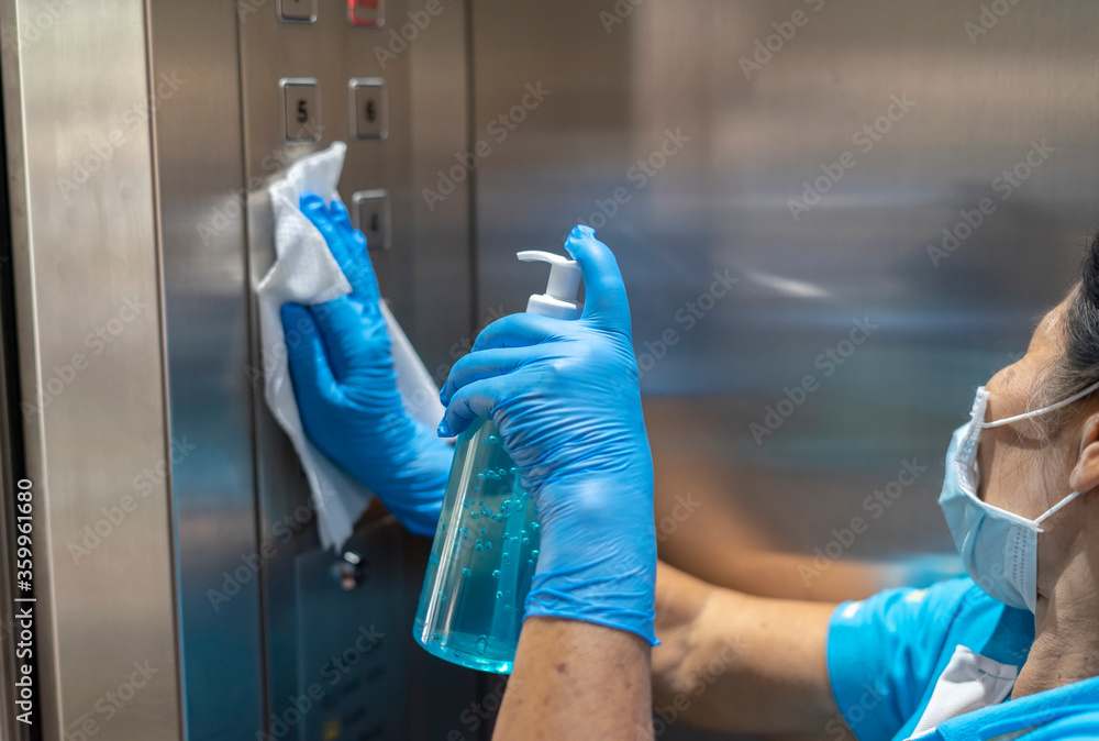 Fotografia do Stock: Closeup of old staff hand using wet wipe cleaning ...