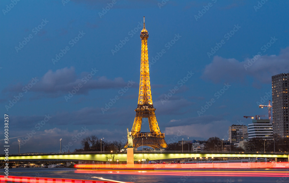 Foto de Paris, France-April 07, 2016 : The Eiffel tower is a wrought ...
