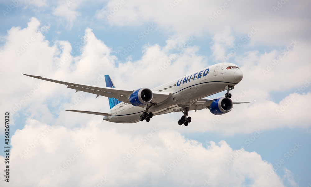 Chicago, USA - June 23, 2020: A United Airlines Boeing 787 aircraft on ...