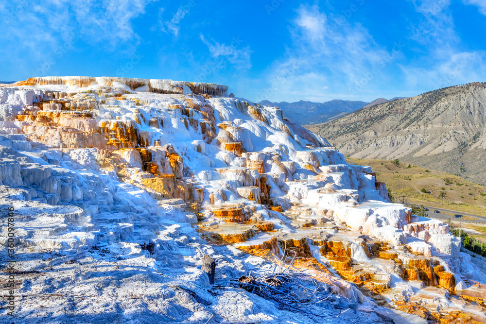 Foto de Water cascades over travertine terraces of Canary Spring at ...