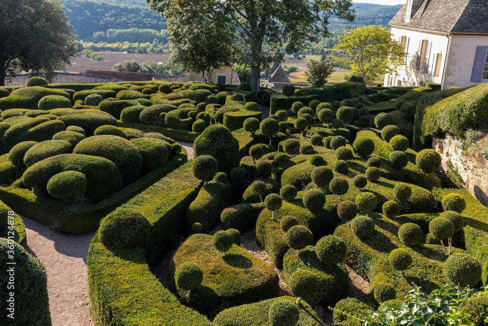 Topiary in the gardens of the Jardins de Marqueyssac in the Dordogne ...