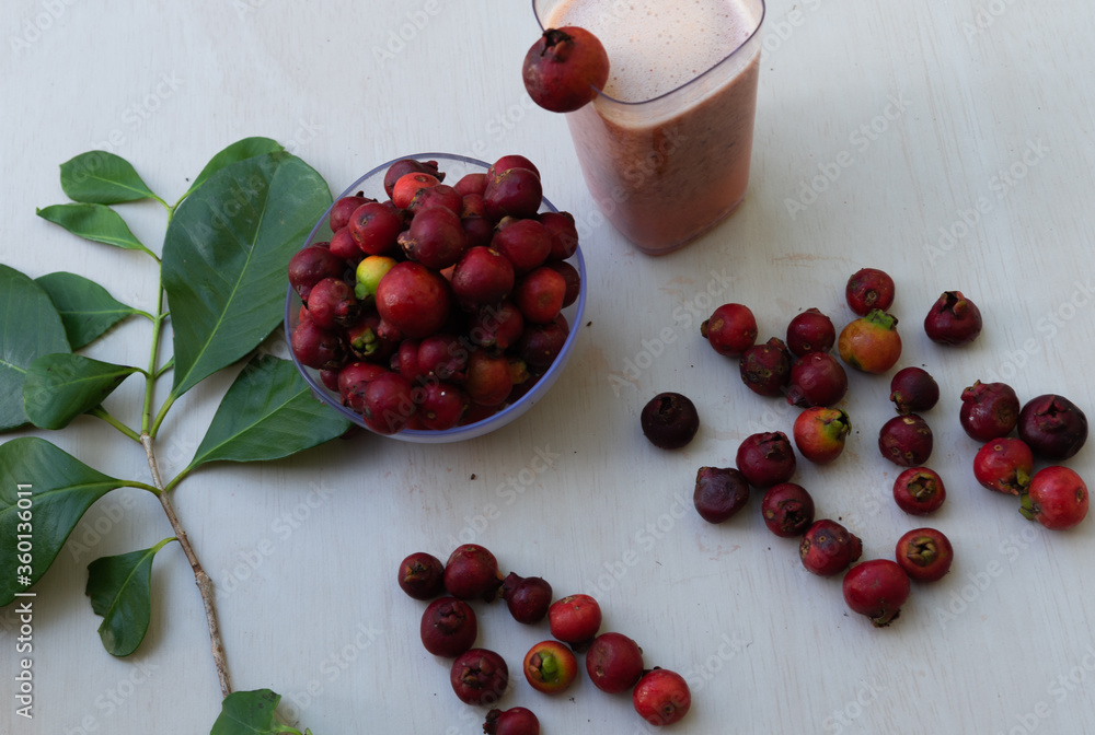 Fruit of the araçazeiro, the araçá the pulp, acidic, has mineral salts ...