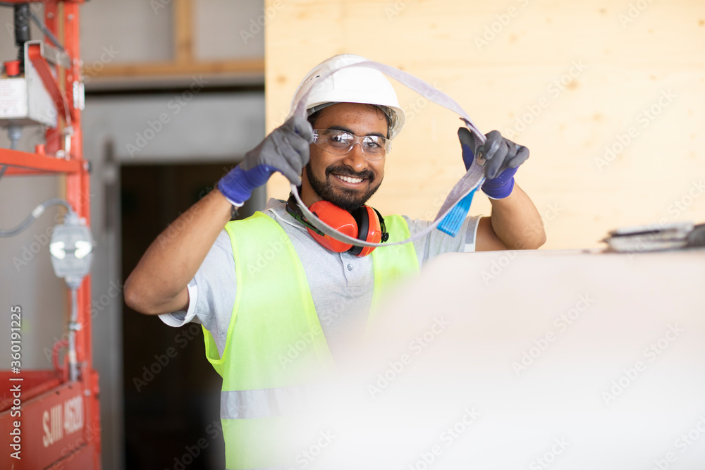 Junger Handwerker, Mann mit Helm, erstellt ein Holzgebäude Stock Photo ...