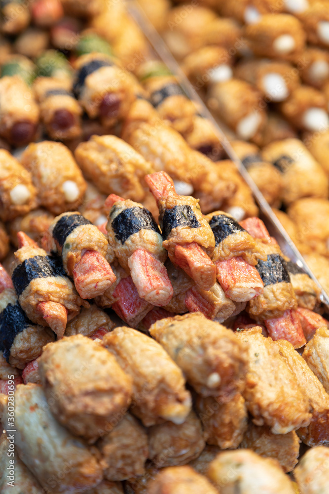 Deep fried snacks in Myeongdong market, Seoul, South Korea foto de ...