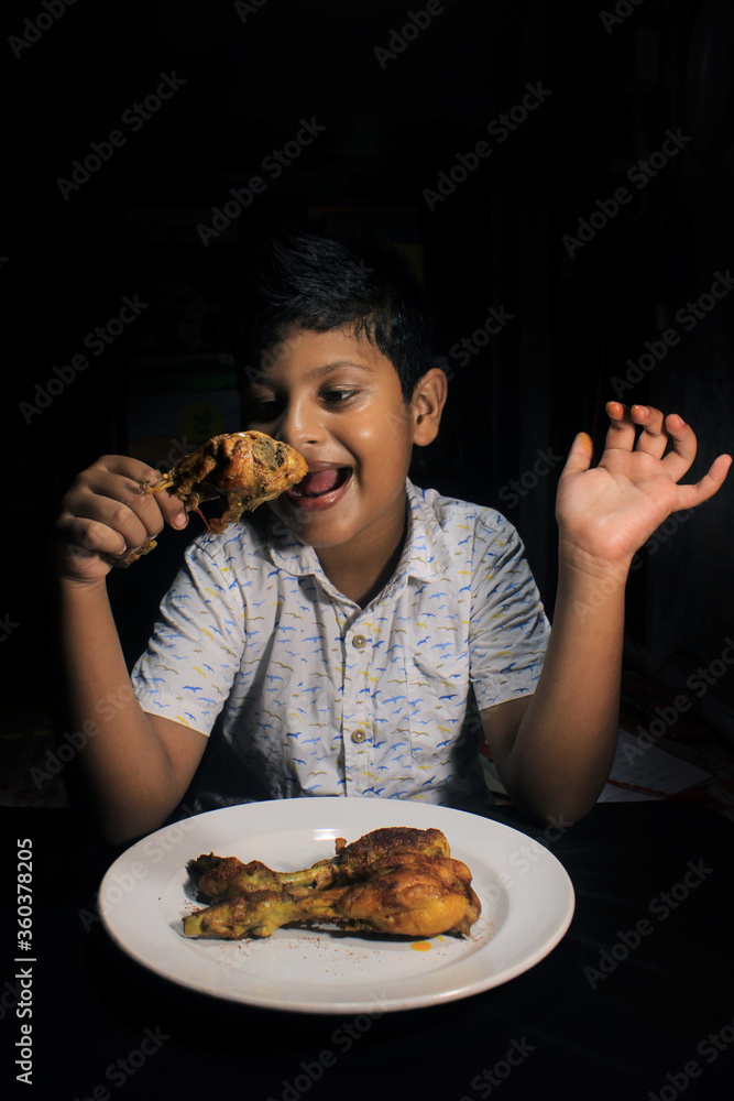 Foto de Child with yummy chicken roast. Child having a chicken ... Foto de Child with yummy chicken roast. Child having a chicken ...
