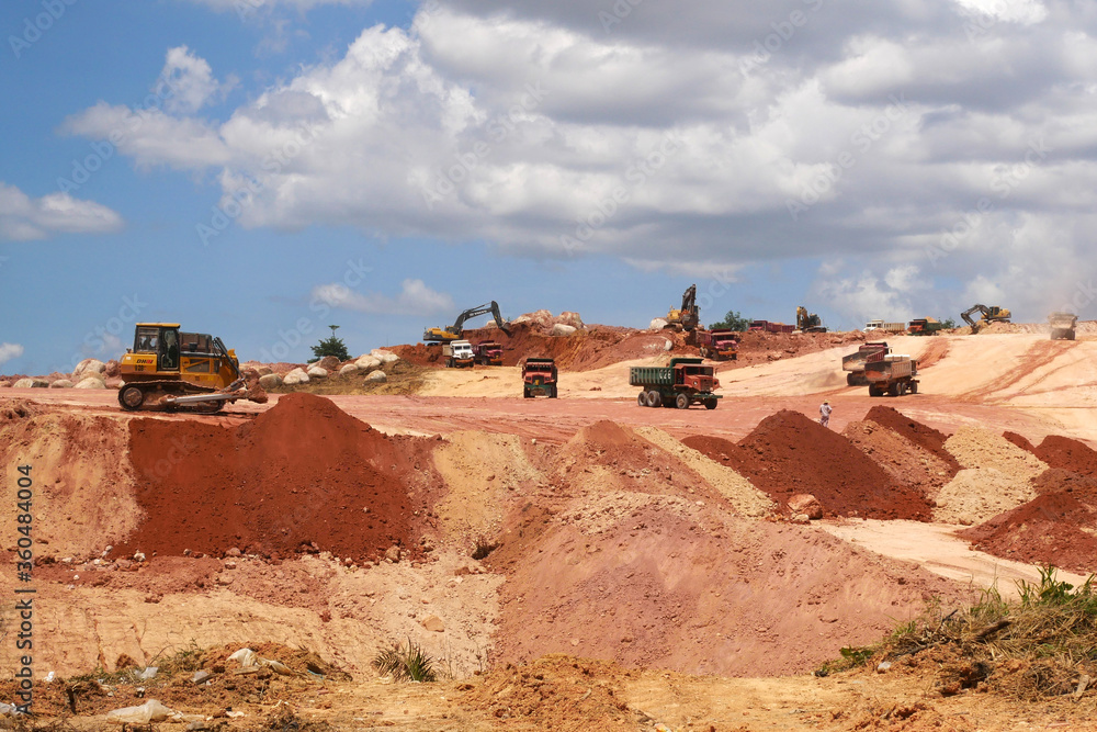 Foto de KUALA LUMPUR, MALAYSIA -JULY 17, 2019: Heavy machinery doing ...