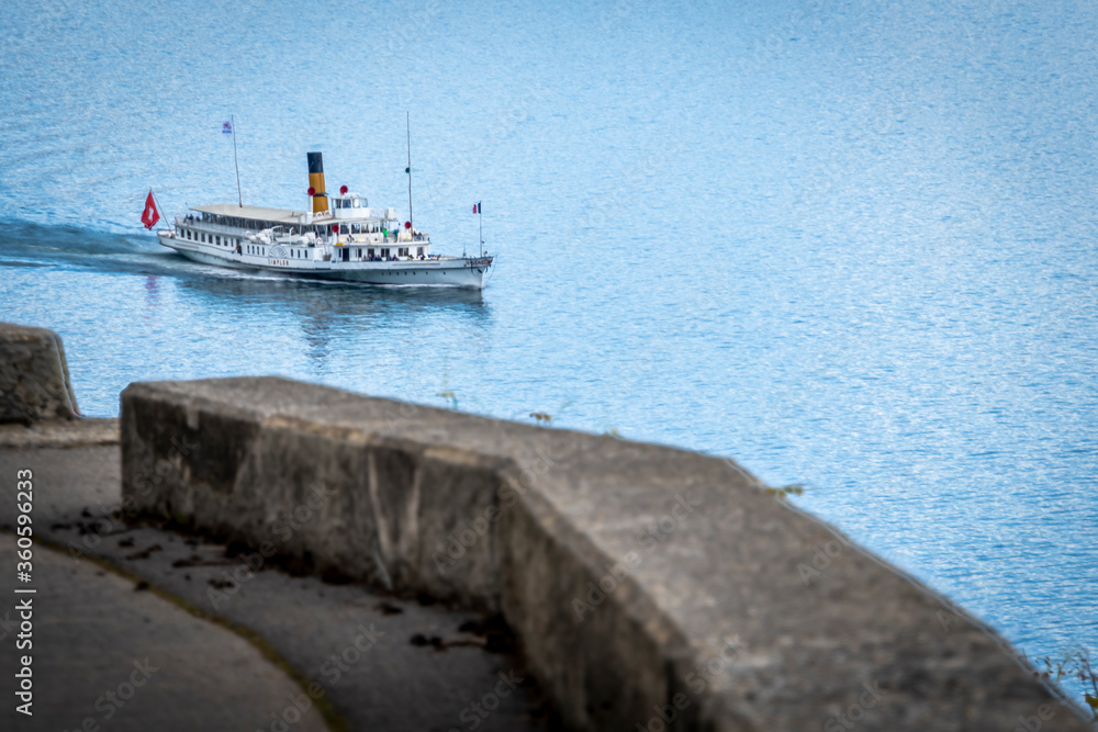 Village de Rivaz à Lavaux devant le lac Léman avec le bateau de la cgn ...