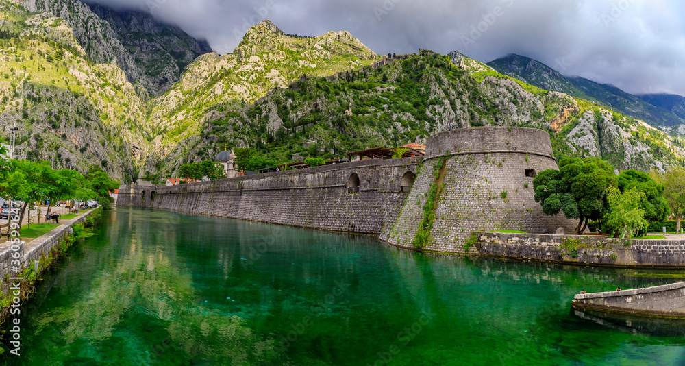 Fotografia do Stock: Emerald green waters of Kotor Bay or Boka Kotorska ...
