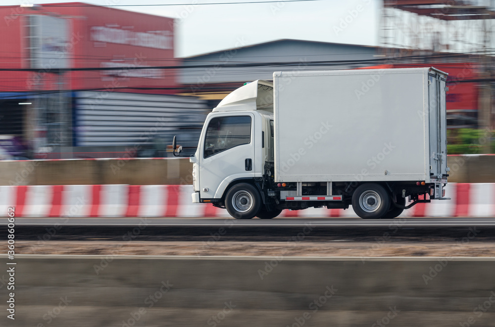 Foto de Motion image of a small white truck for road running ...