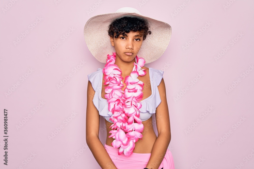 Foto de Young beautiful african american tourist woman wearing bikini ...