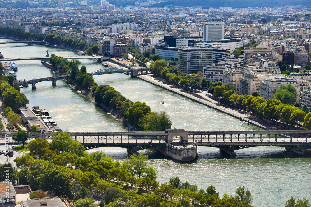 Rio Sena a su paso por Paris visto desde la Torre Eiffel Stock Photo ...