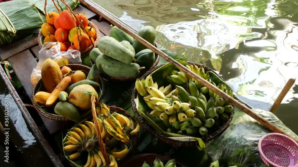 Iconic asian Lat Mayom floating market. Khlong river canal, long-tail ...