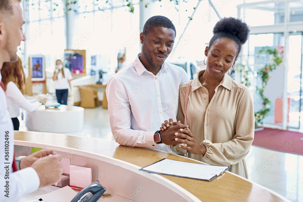 Salesman And Customer Conversation