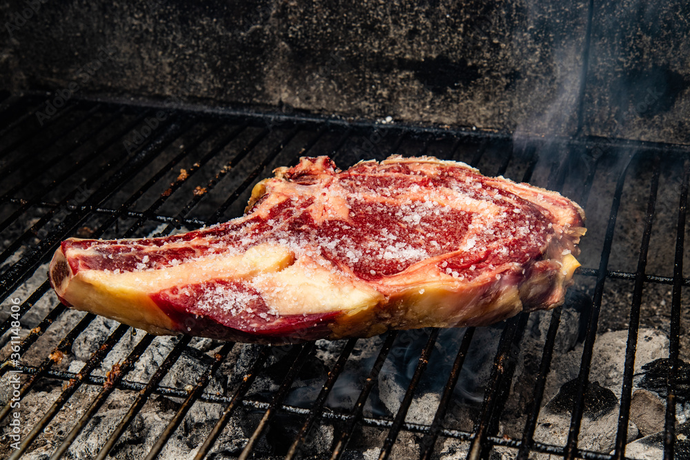 Chuleta roja de Sidreria hecha al carbón Stock Photo | Adobe Stock