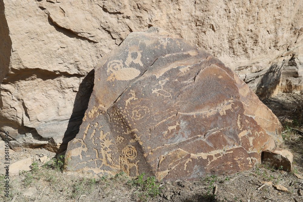 Ancient Native American Indian rock art petroglyph boulder 1477. Nine ...