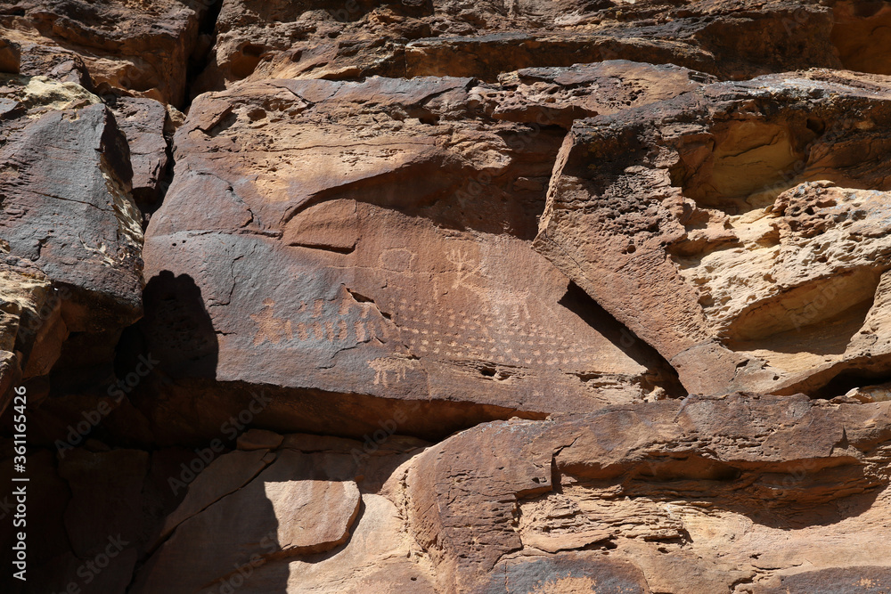 Ancient Native American Indian rock art petroglyph deer dots Utah 1452 ...