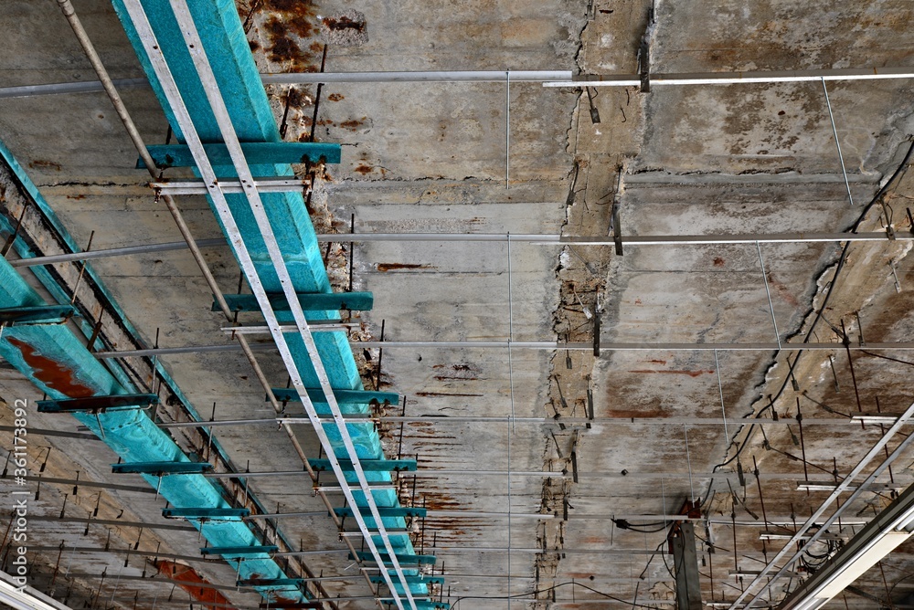 Foto de Old ceiling ready for reconstruction. Old concrete ceiling with ...