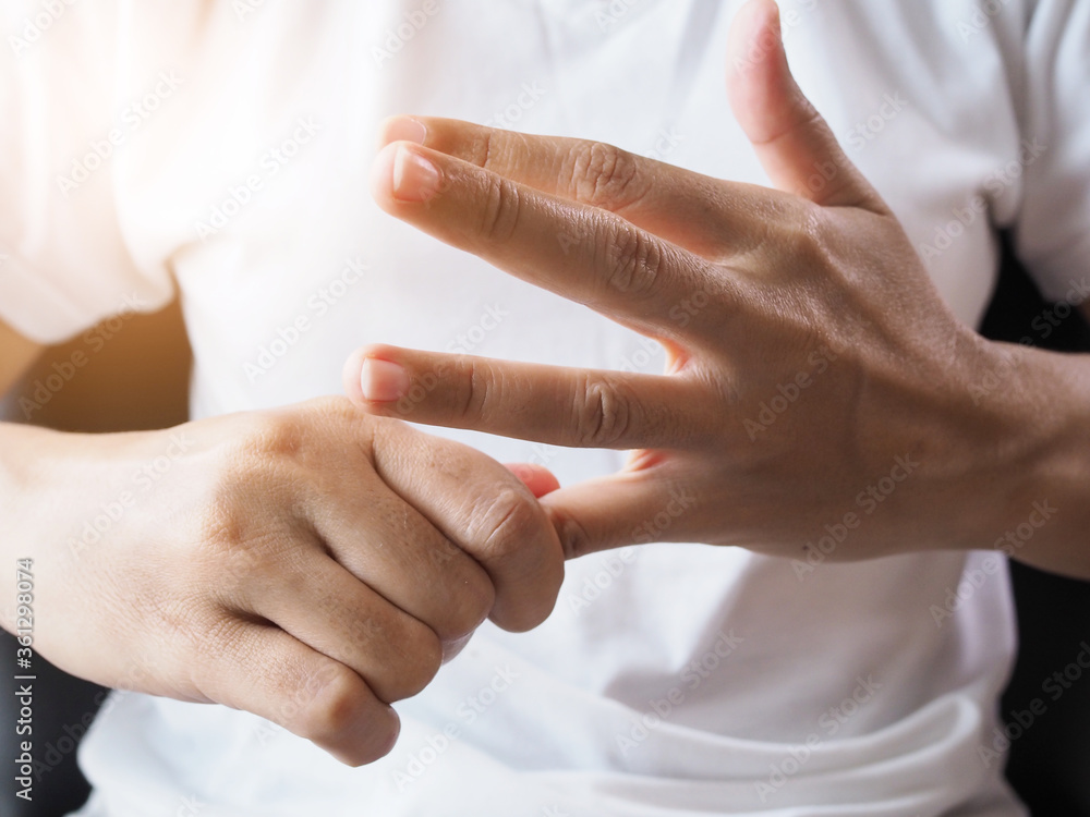 Hand and finger pain, Exercise fingers to stretch muscles and tendons ...