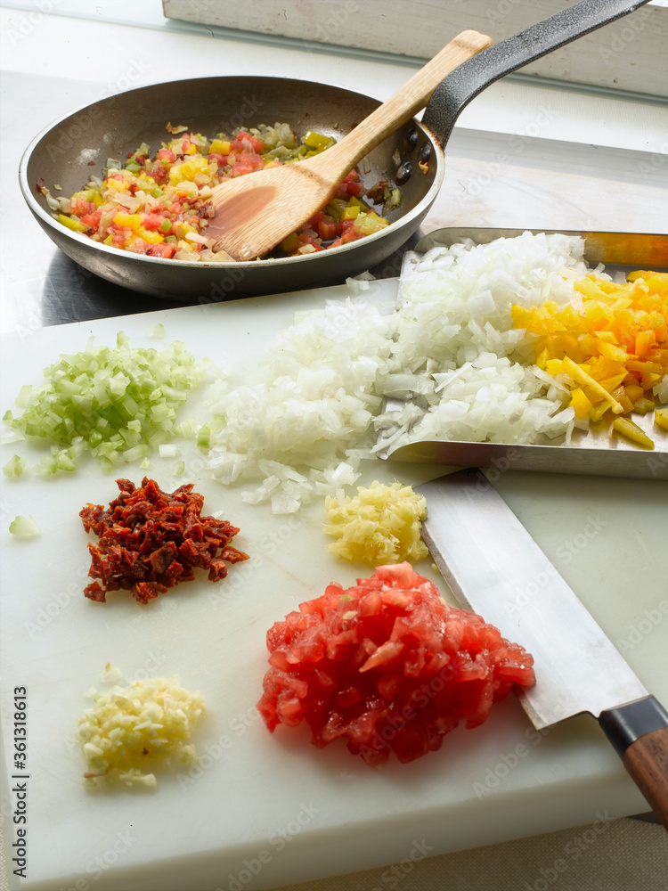 Tabla de cortar con cuchillo y , verduras cortadas para cocinar en una ...