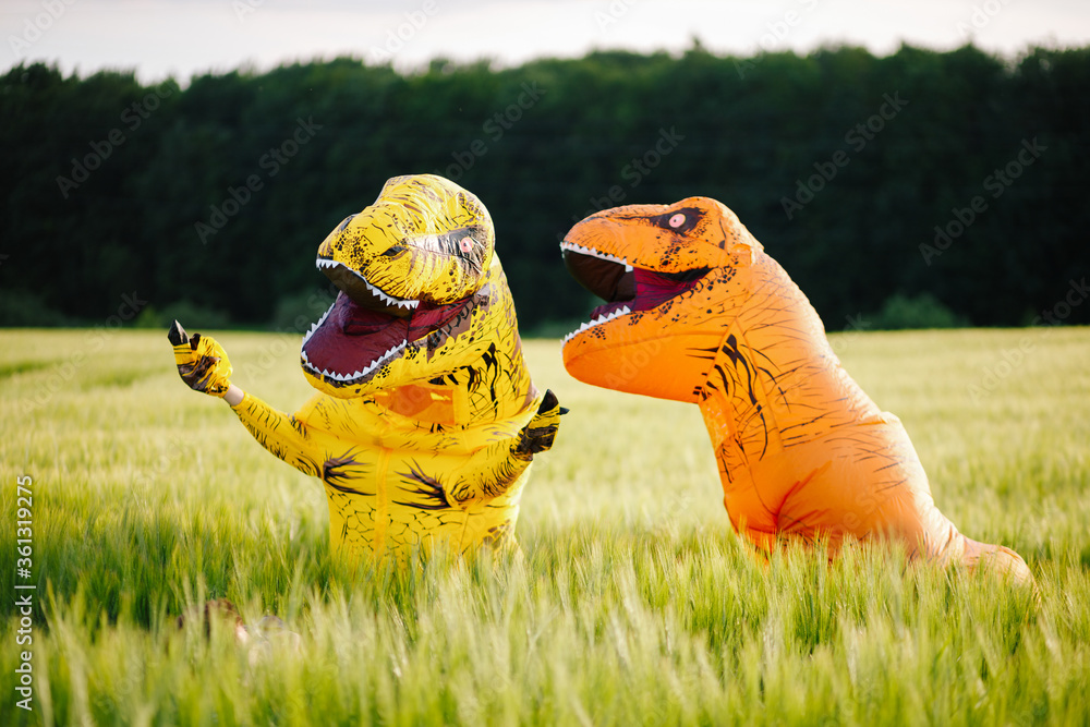 Foto de Two yellow and orange dinosaur dino tyrannosaurus running ...