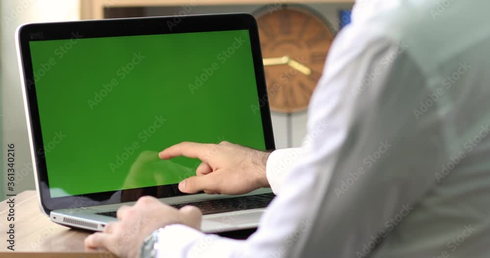 Man using a touchscreen laptop monitor with green screen Stock ビデオ ...