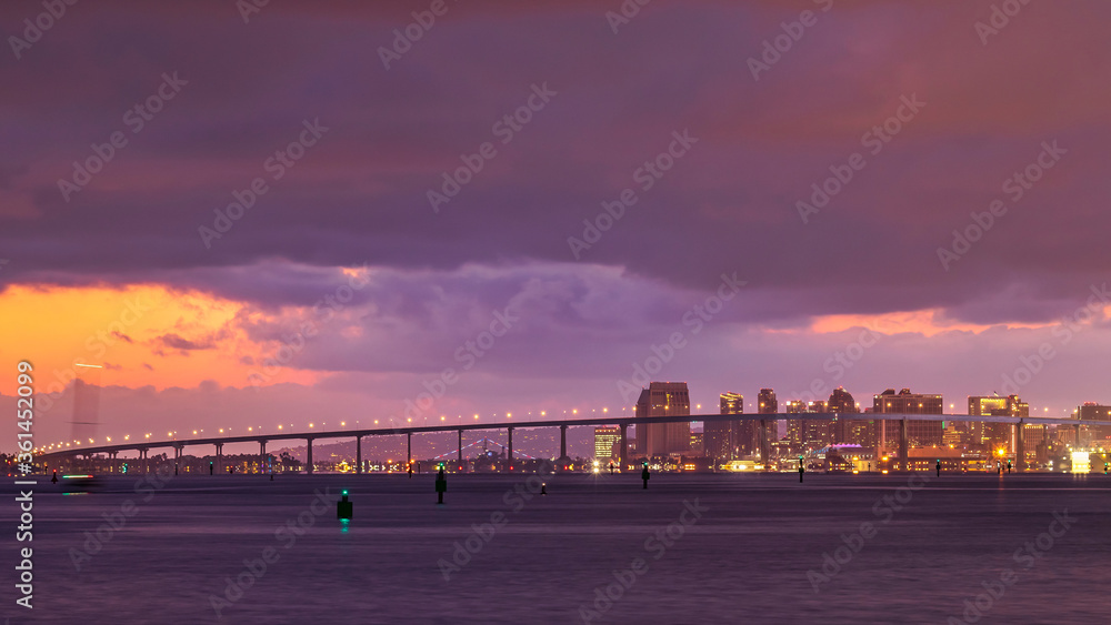 Foto de Urban city skyline under a cloudy twilight sky. View of the ...