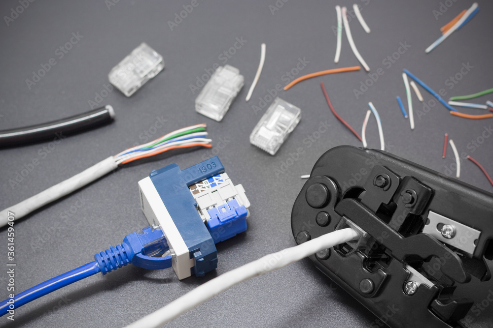 The LAN cable that enters the RJ45 head is crimped with crimping pliers ...