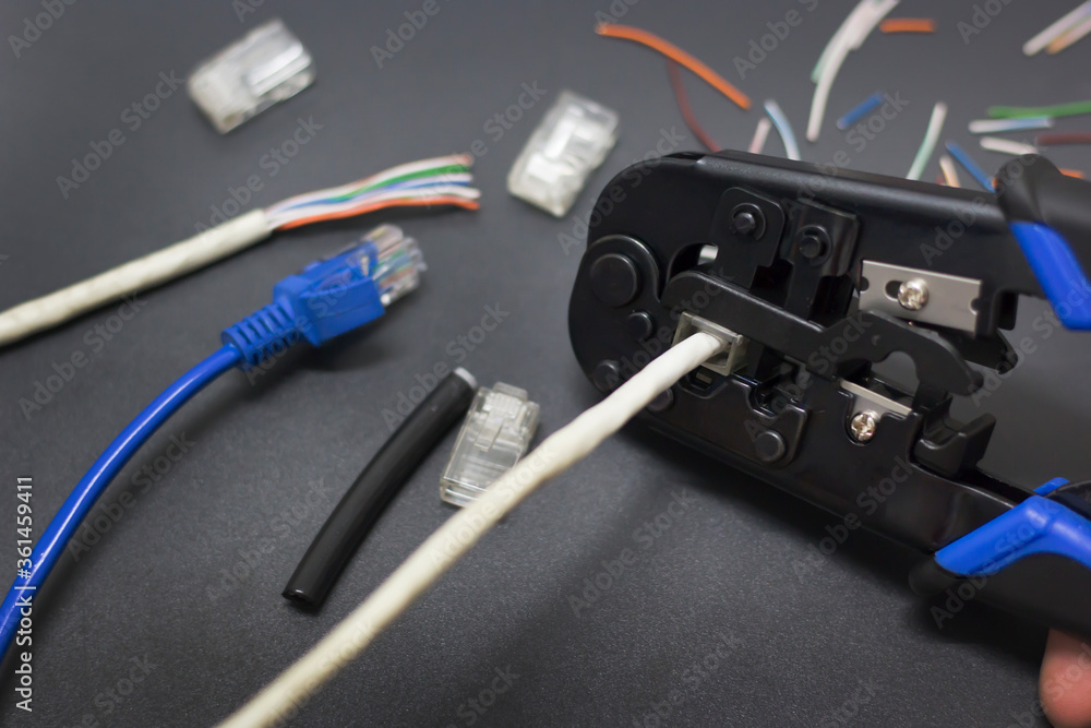 The LAN cable that enters the RJ45 head is crimped with crimping pliers ...