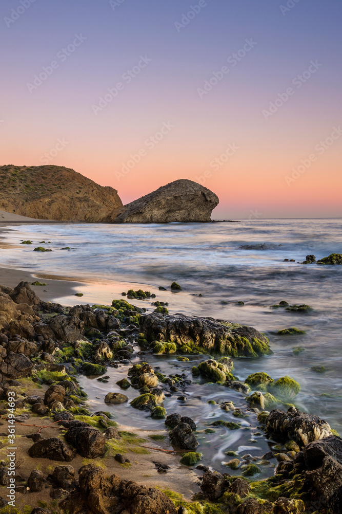 Atardecer en la playa de Mosúl en el Parque Natural de Cabo de Gata ...
