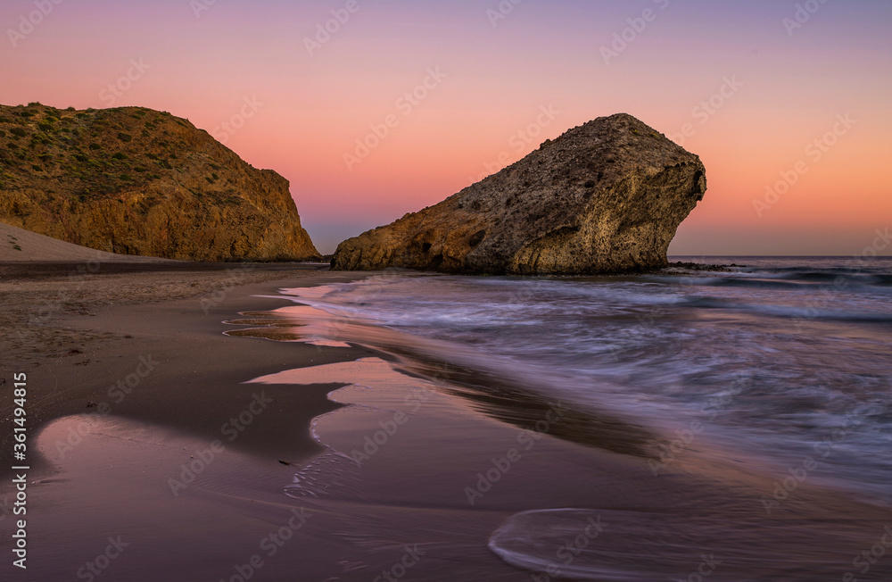 Atardecer en la playa de Mosúl en el Parque Natural de Cabo de Gata ...