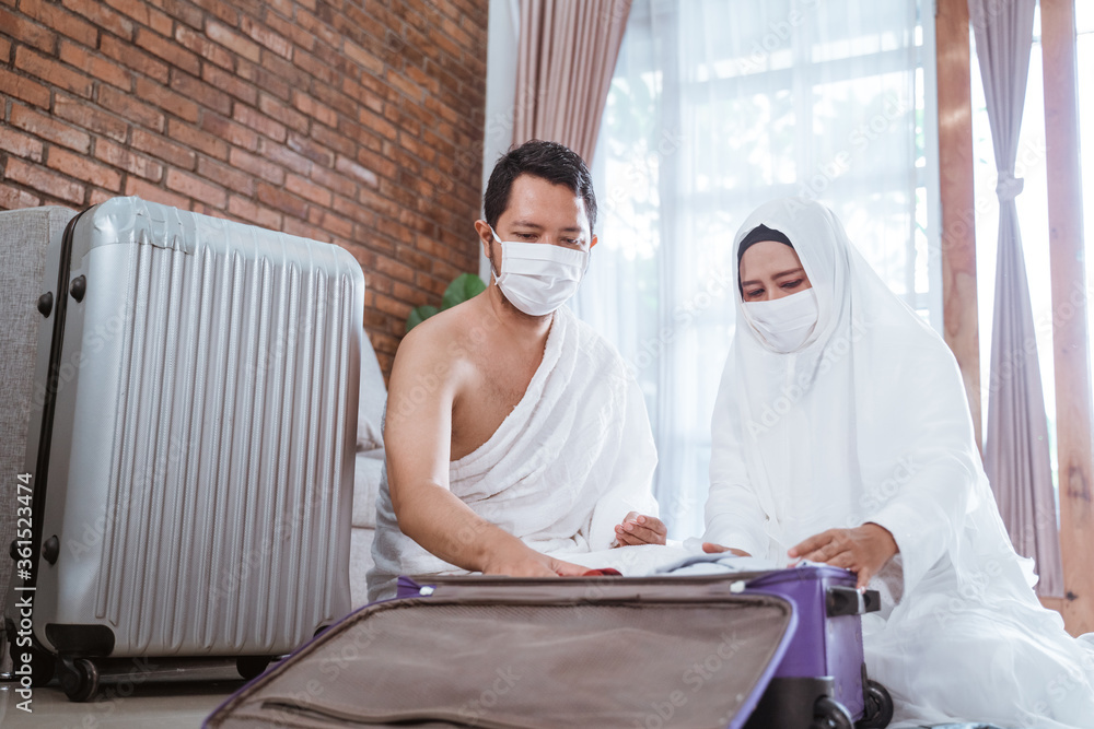 muslim pilgrims wife and husband packing for Hajj and umrah Stock Photo ...
