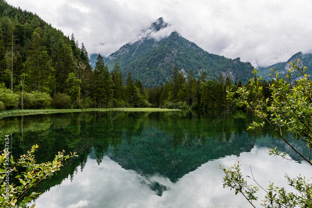 Foto de Schiederweiher in Hinterstoder with view at the mountain peak ...