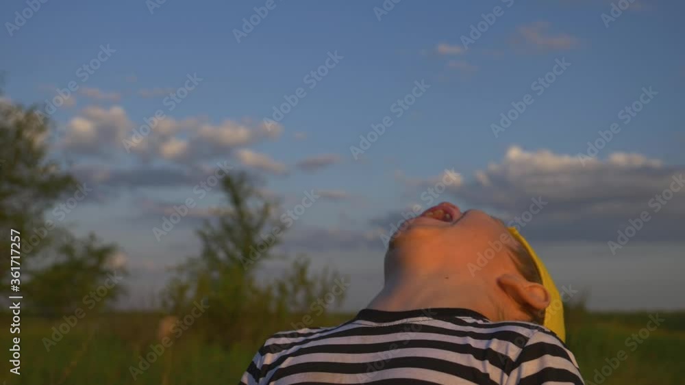 Stockvideo The isolated child is hysterical, tears flow down his face ...