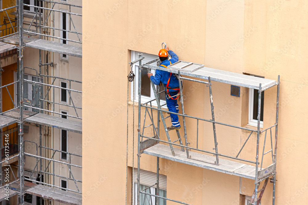Foto de colocando andamios en una fachada ó rehabilitando un edificio ...