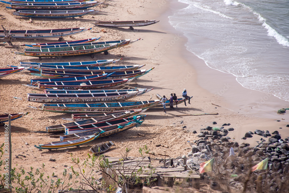Vista aérea de un grupo de piraguas varadas en la playa del barrio de ...