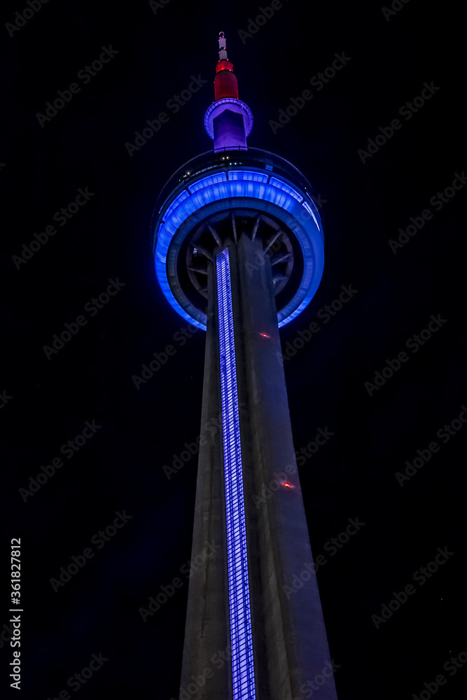 Foto de Toronto CN Tower (Canadian National, 553m) in multi-colored ...