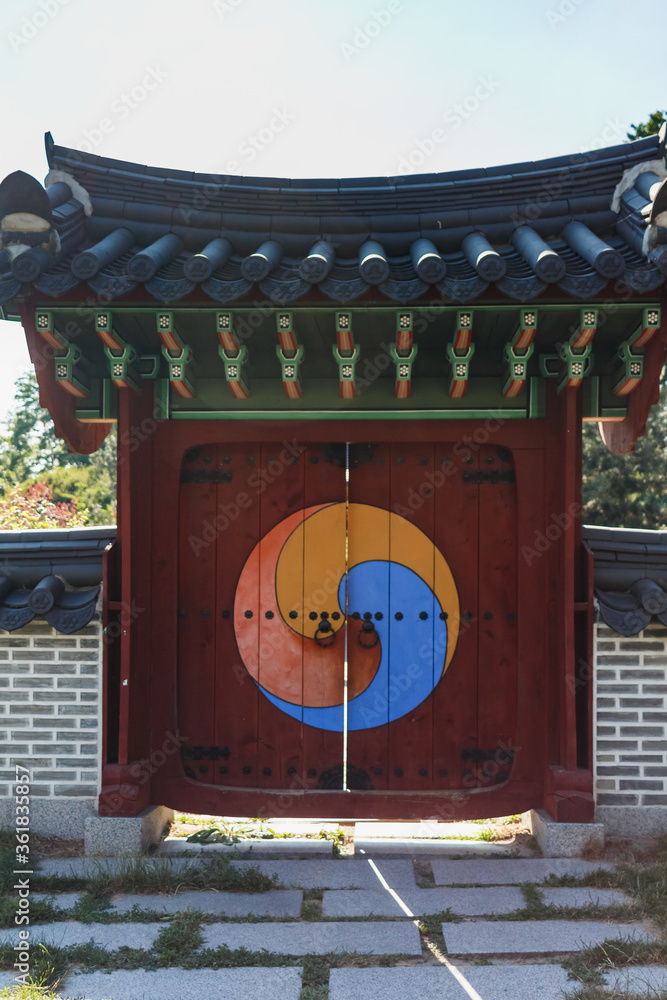 Foto de Traditional Korean main gate. Traditional Korean main entrance ...