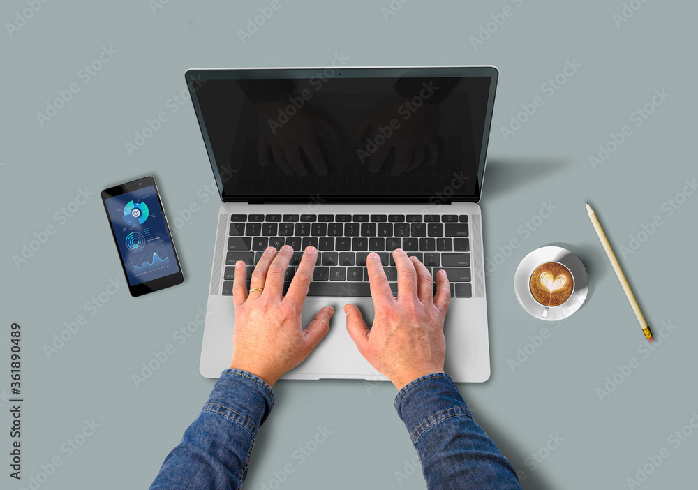 computador de escritorio manejado por manos de un hombre. Concepto de ...