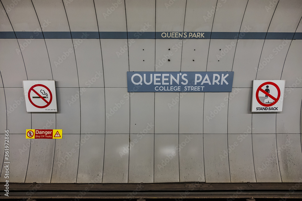 Foto de Subway station platform Queen's Park in Toronto. Toronto subway ...