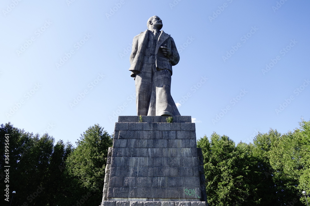 Lenin as represented by a 1930s giant sculpture second tallest Lenin in ...