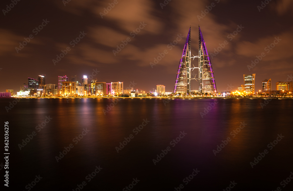 Foto de MANAMA, BAHRAIN - OCTOBER 28: The Bahrain World Trade Center ...