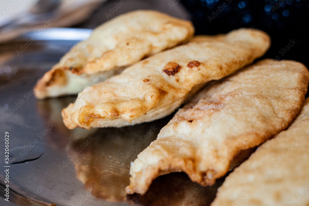 Pizza, pasta e rustici. Calzone fritto napoletano. Rustico tipico della ...