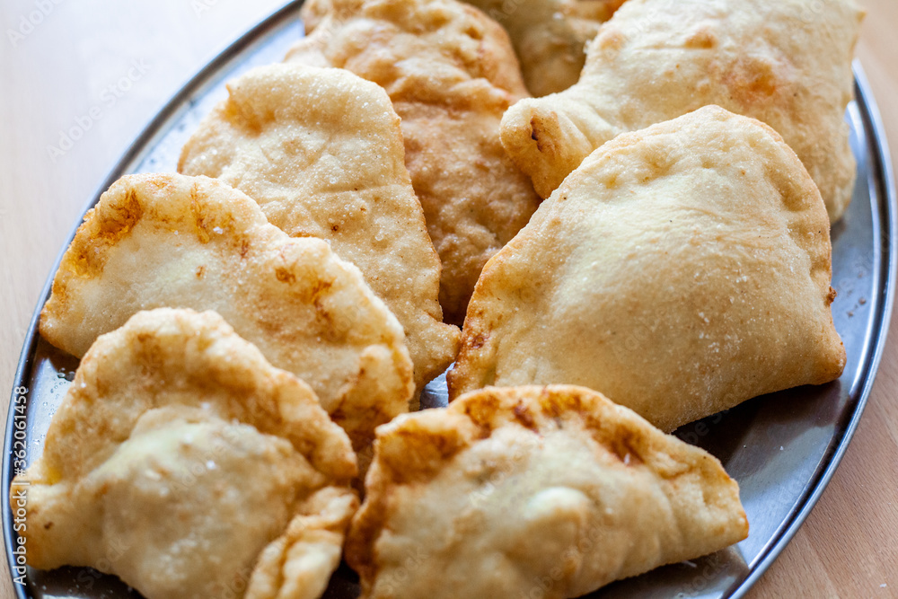 Pizza, pasta e rustici. Calzone fritto napoletano. Rustico tipico della ...
