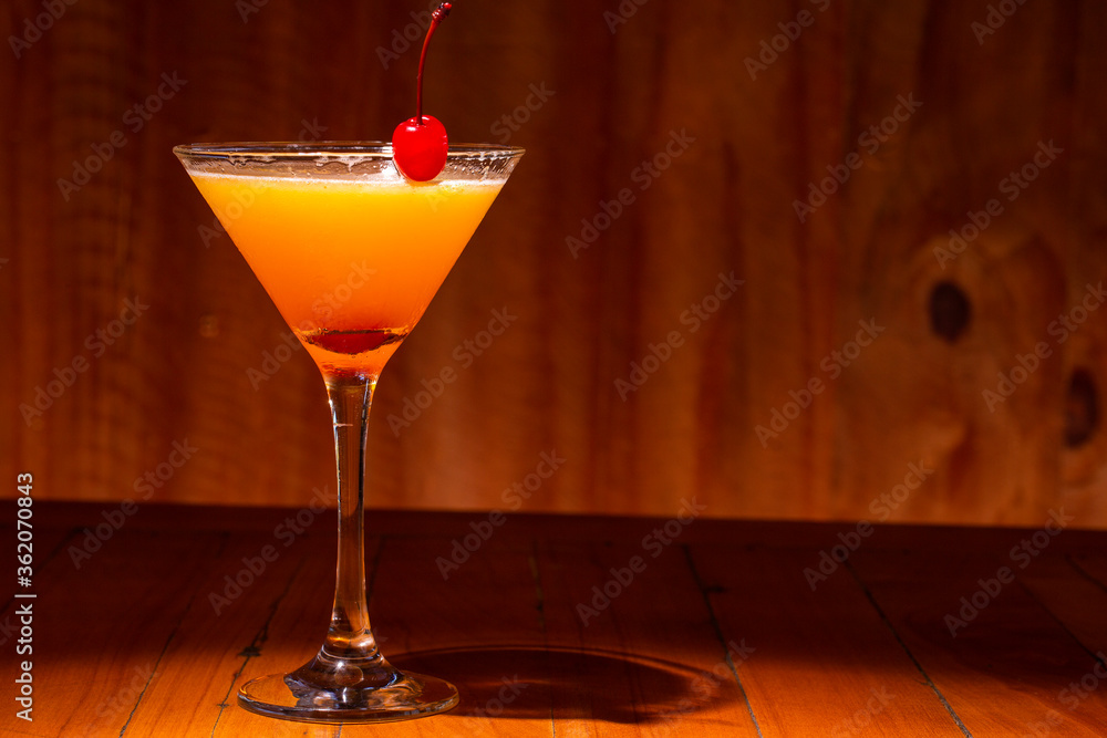 Foto de Classic cocktail Basque Martini. sloe-flavoured liqueur ...