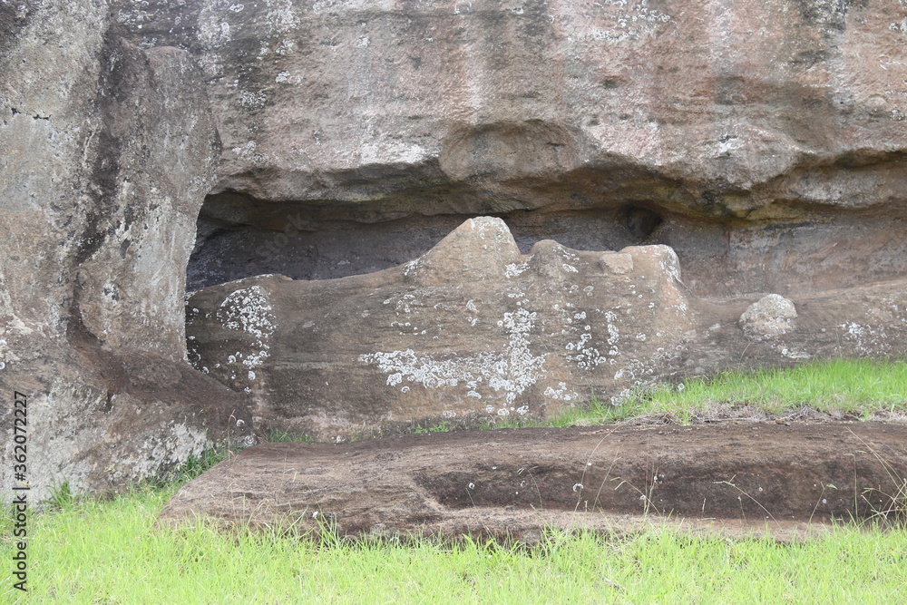 Statue monumentale, carrière du volcan Rano Raraku à l'île de Pâques ...